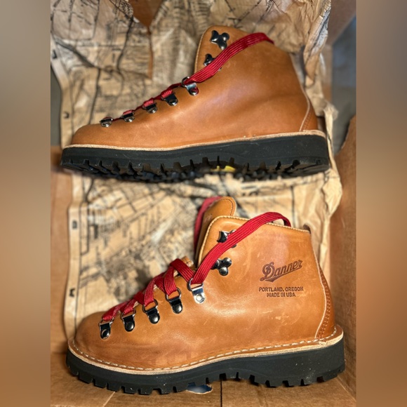 Danner | Shoes | Nib Reese Witherspoons Danner Mountain Light Cascade ...